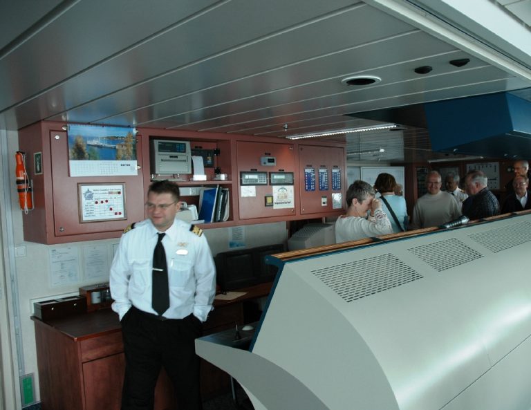 Notre cabine, visite des cuisines et poste de commandements – Micheline ...